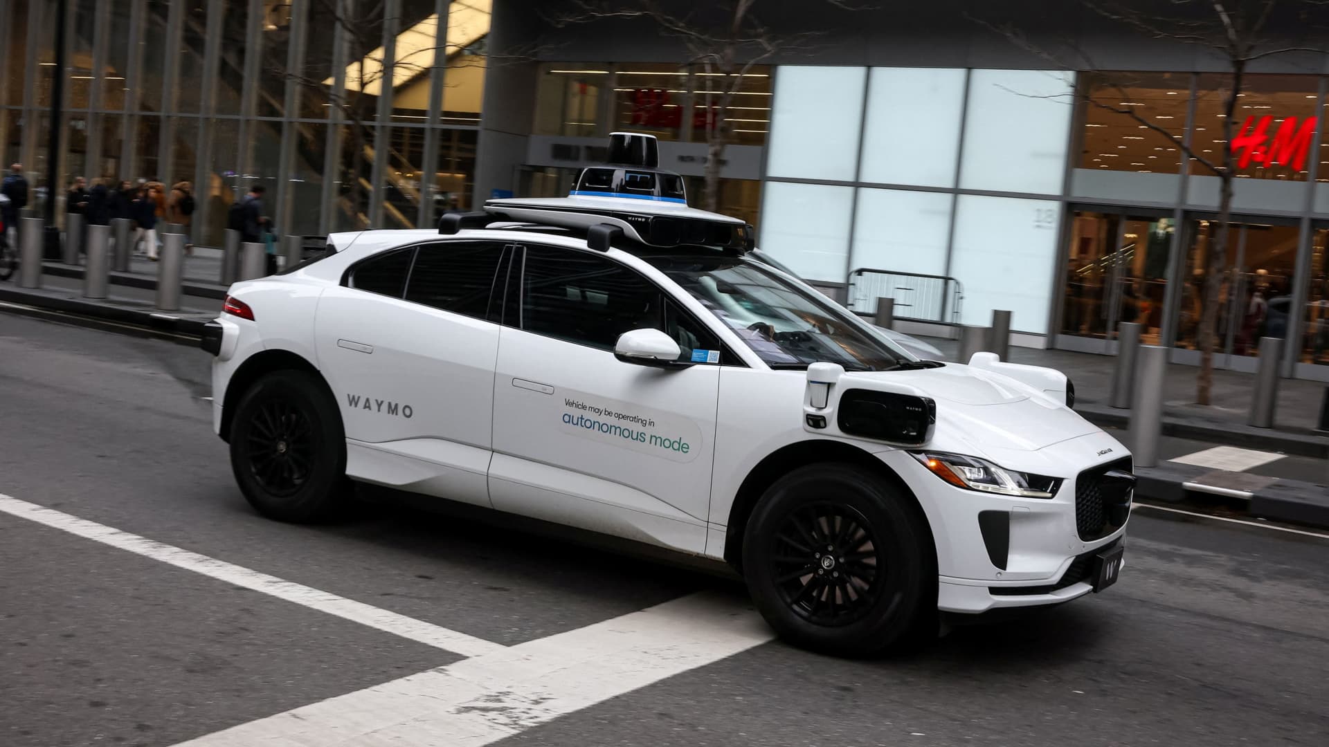 title.Waymo Hits 450,000 Weekly Paid Rides, Expanding Its Lead Over ...